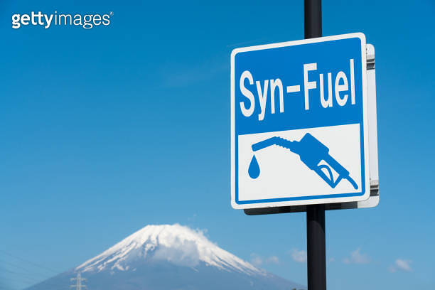 Mt. Fuji and carbon neutral fuel signboard Syn-Fuel (2162508764) - 게티이미지뱅크