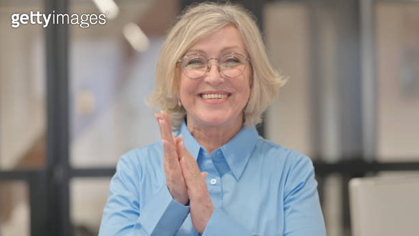 Portrait of Senior Old Woman Clapping for Team (2148514768) - 게티이미지뱅크