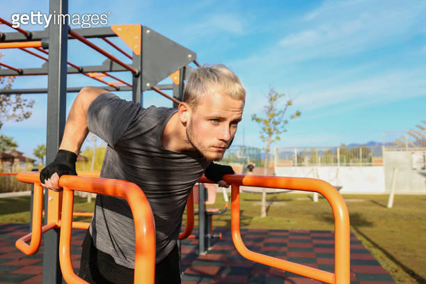Chest workout on the bars. 이미지 (2162430464) - 게티이미지뱅크