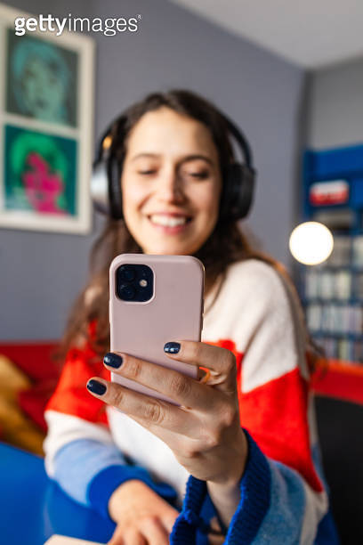 Young woman enjoying her daily routine 이미지 (2058458034) - 게티이미지뱅크