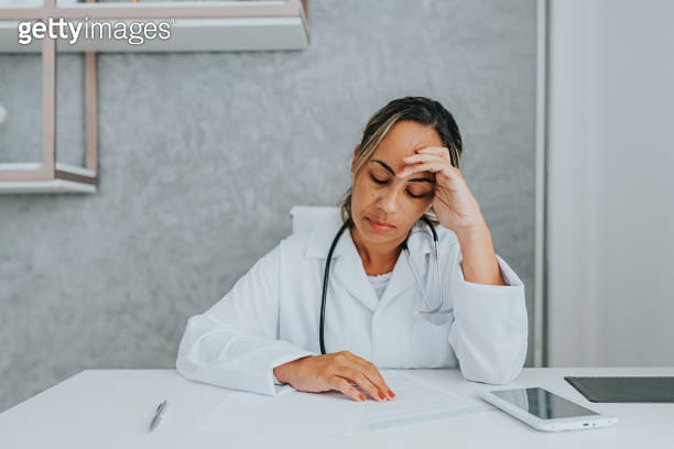 Discouraged and crestfallen female doctor 이미지 (1966083518) - 게티이미지뱅크