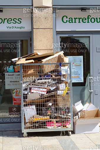 Cardboard boxes overflowing from a metal trash container 이미지 ...