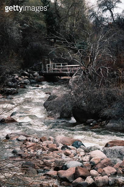 Small bridge over mountain stream in early spring 이미지 (2148605436) - 게티 ...