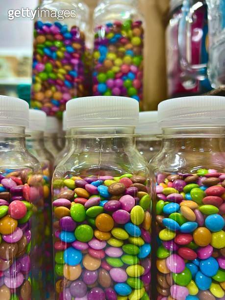 Plastic containers containing multicoloured candy sweets 이미지 ...