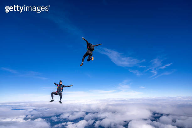 Freefall jumpers face to face in mid-air 이미지 (2149089830) - 게티이미지뱅크