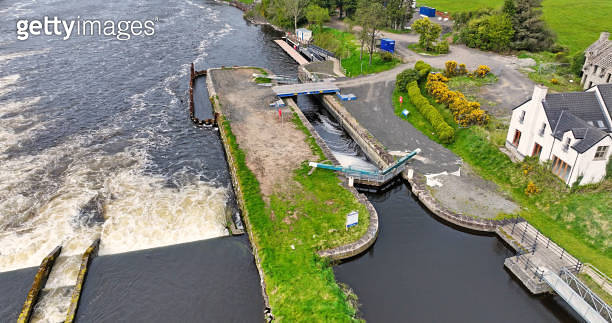 Aerial view of a Lock on the River Bann Northern Ireland 이미지 ...
