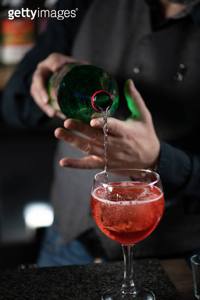 Bicicletta Cocktail Crafting: Bartender Pours Sparkling Water. 이미지 (1957341761) - 게티이미지뱅크