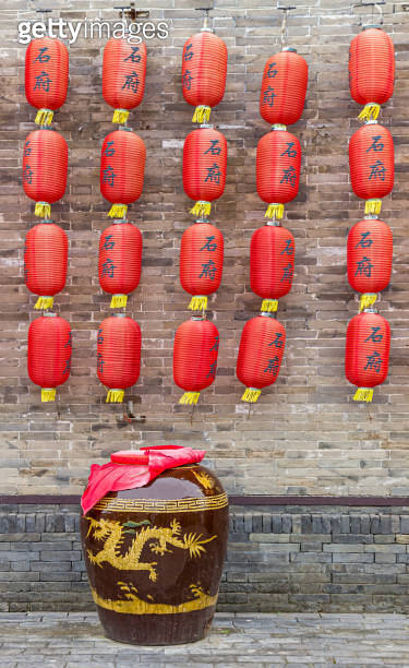 Large pot and chinese lanterns in Yangliuqing town in Tianjin 이미지 ...