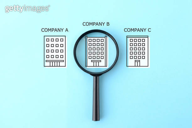 Magnifying glass and three company illustration 이미지 (2163161313) - 게티이미지뱅크