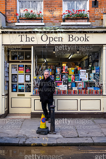 The Open Book bookshop facade in Richmond, London 이미지 (1990964063) - 게티 ...
