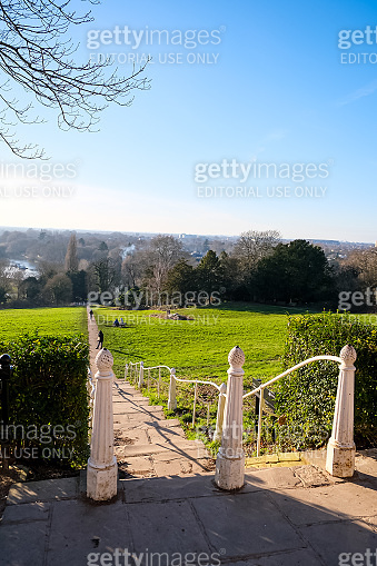 Richmond Terrace Field. Pathway down from Richmond Hill towards Thames ...