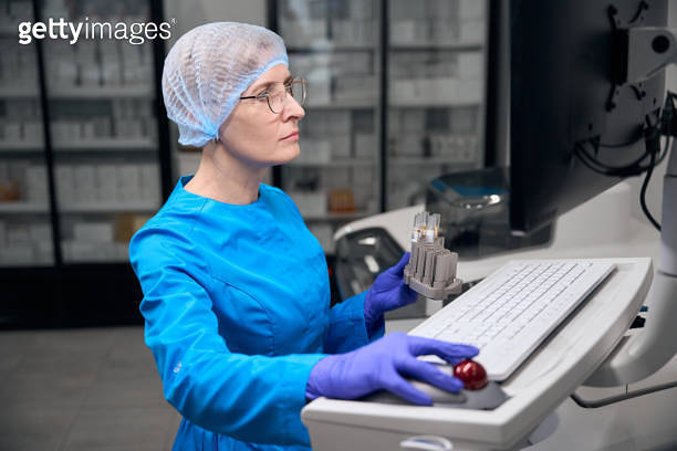 Female laboratory assistant enters work data into the database 이미지 ...