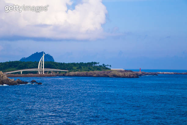 Saeseom Island and Saeyeongyo Bridge in Jeju island, South Korea. 이미지 ...
