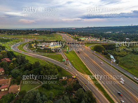 Gas Station on the Highway Offramp 이미지 (2022298334) - 게티이미지뱅크