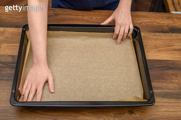 Line a baking tray with brown siliconized baking paper in sheets 이미지 ...