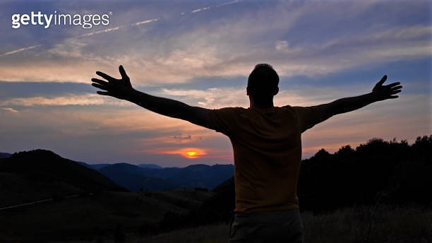 Silhouette of a man with arms wide open in nature. 이미지 (2158943265 ...