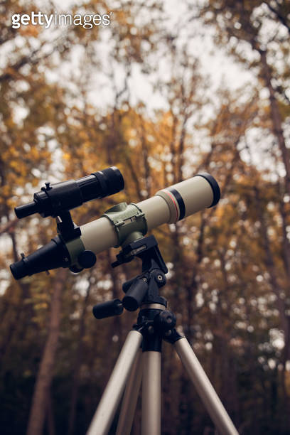Telescope for bird and animal observing in nature. (2009712777) - 게티이미지뱅크
