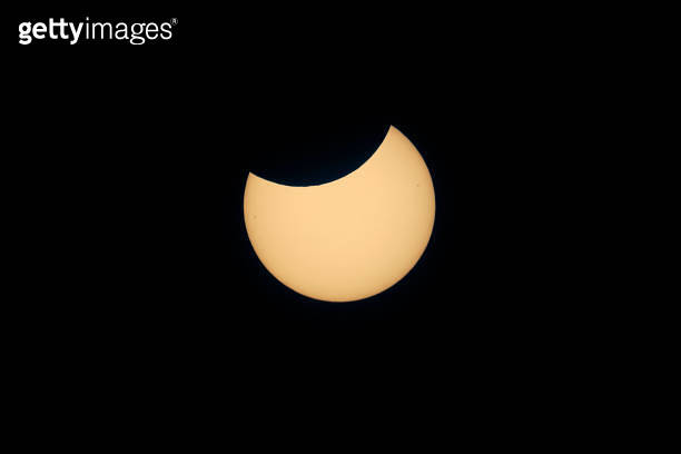 Solar eclipse view through a telescope and a special solar filter. 이미지 ...