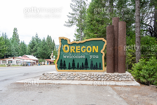 Oregon welcome sign is seen. 이미지 (2158317697) - 게티이미지뱅크