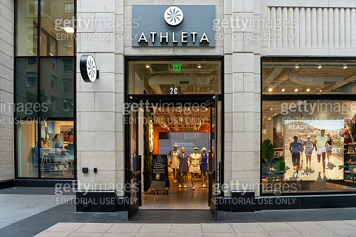 An Athleta clothing store on Folsom St in San Francisco, USA. 이미지 ...