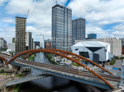 River Irwell Between Two Cities 이미지 (2156370789) - 게티이미지뱅크