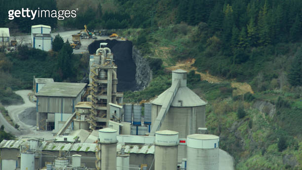 Silos and upper part of a cement factory between mountains 이미지 ...