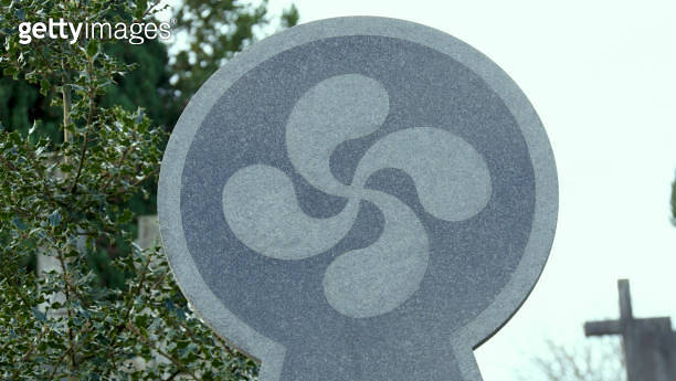 Ancient Basque solar symbol on a tomb 이미지 (1940522004) - 게티이미지뱅크