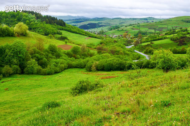 rural valley of ukrainian countryside in spring 이미지 (2015203374) - 게티이미지뱅크
