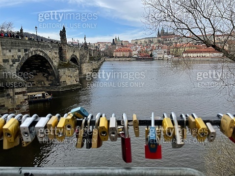 Fence with love locks in front of Charles Bridge and Vltava River. 이미지 ...