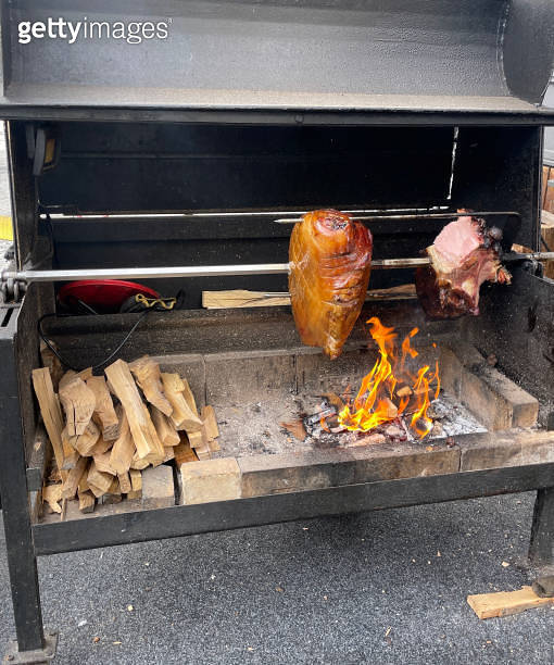Delicious pork hams cooked on an open fire. 이미지 (2148306528) - 게티이미지뱅크