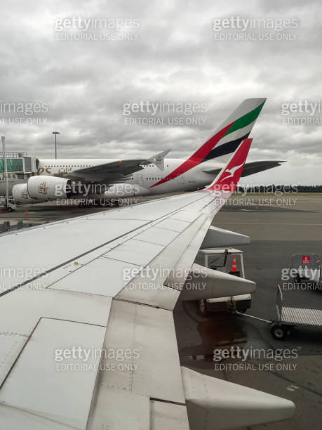 Qantas wing and Emirates airplane (2173515701) - 게티이미지뱅크