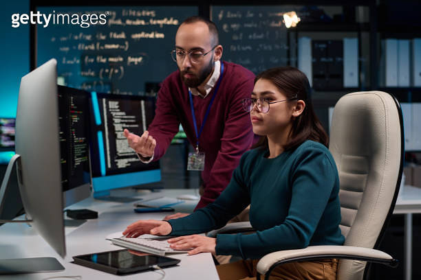 Girl using Computer with Mentor Giving Advice 이미지 (2165829863) - 게티이미지뱅크