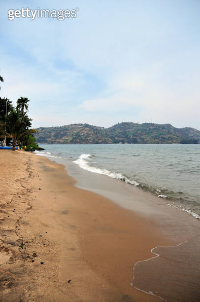 Sandy beach on Lake Kivu, Gisenyi, Rwanda 이미지 (2002443199) - 게티이미지뱅크