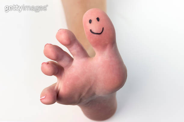 Closeup of a female toes with a smile drawn on them. 이미지 (2076120672 ...