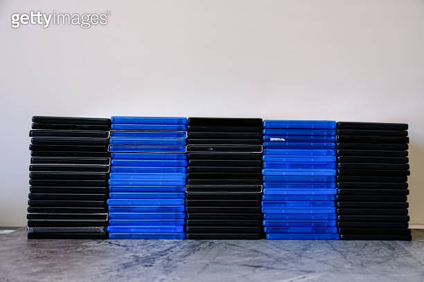 Stack of Blu ray movies for home theatre 이미지 (2148463561) - 게티이미지뱅크