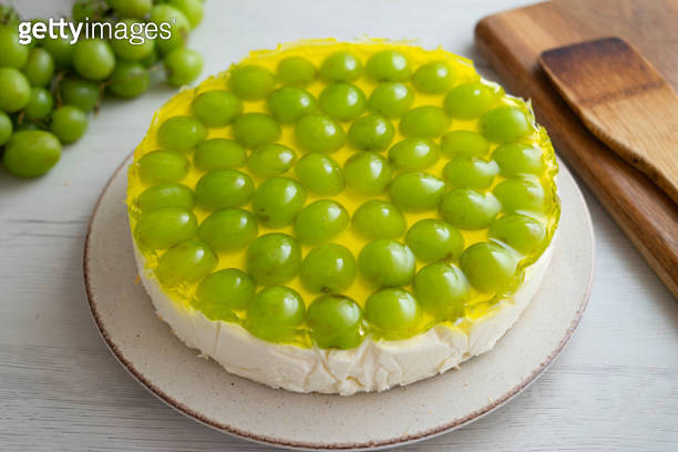 Cheesecake with grapes on a sponge cake base. 이미지 (2150385422) - 게티이미지뱅크