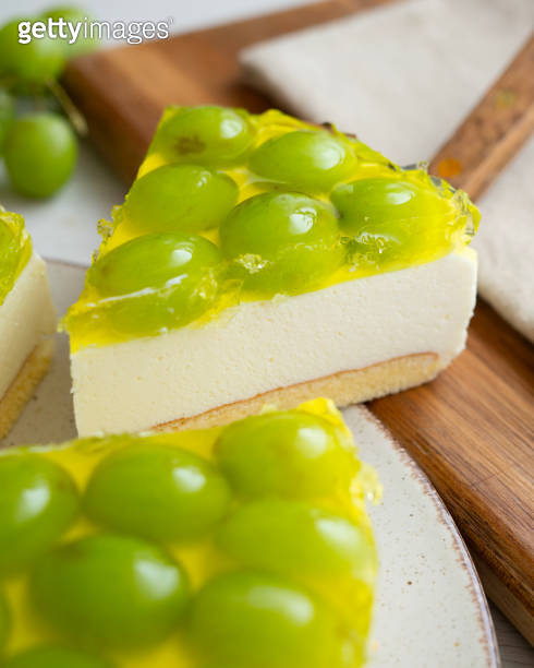 Cheesecake with grapes on a sponge cake base. 이미지 (2150386522) - 게티이미지뱅크