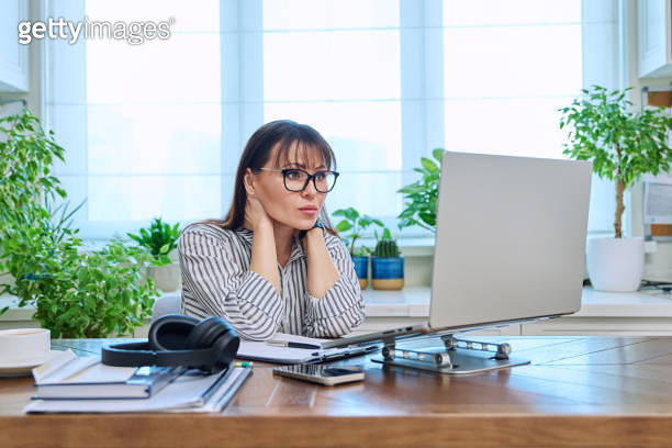 Sad upset business woman looking at computer screen 이미지 (2095908276 ...