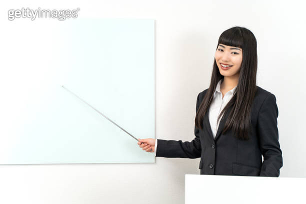 A woman giving an explanation 이미지 (2152774262) - 게티이미지뱅크