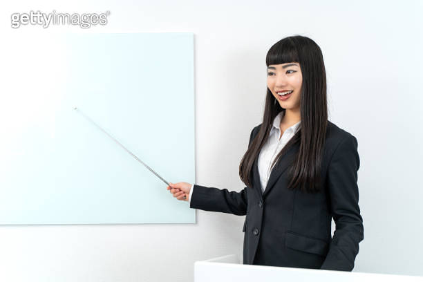 A woman giving an explanation 이미지 (2152774291) - 게티이미지뱅크