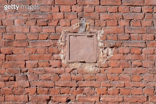 Square hatch in a old brick wall 이미지 (2149840810) - 게티이미지뱅크