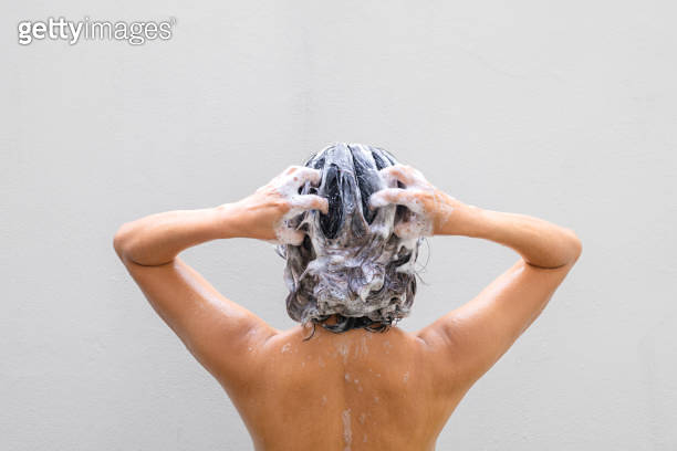 Beautiful woman's hand She was washing her hair and nourishing her ...