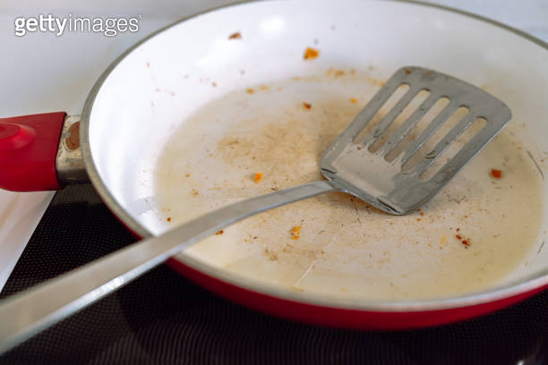 dirty greasy frying pan with burnt food residue 이미지 (1916429271) - 게티이미지뱅크