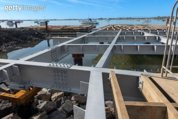 Heavy contstruction of platform over waters edge. 이미지 (2159757714) - 게티 ...