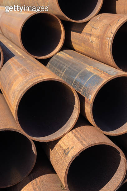 rusty steel pipes stacked on a construction site 이미지 (2152426023) - 게티이미지뱅크