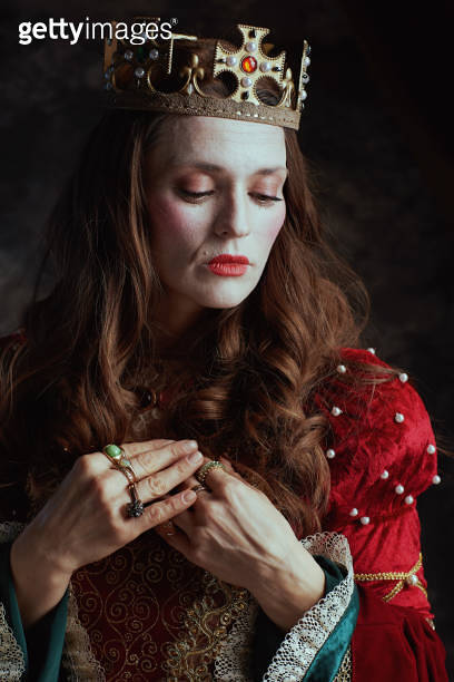 medieval queen in red dress with white makeup and crown 이미지 (2151804820 ...