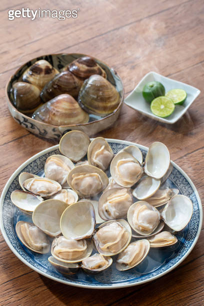 Japanese clams, steamed with sake, a typical Japanese clam dish ...