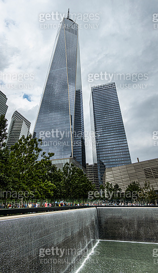 One World Trade Canter over 9/11 memorial pool, New York, NY, USA 이미지 ...