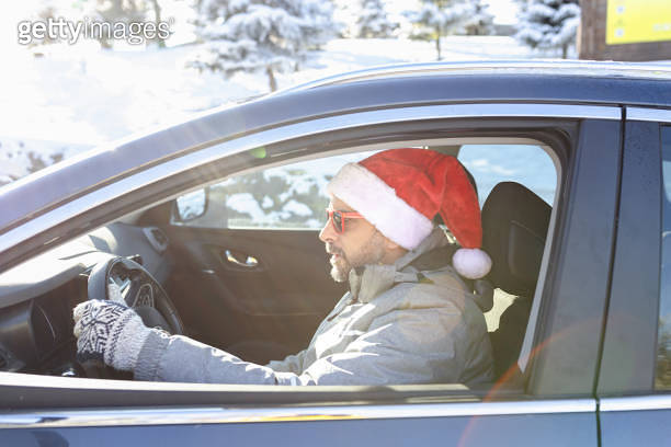 Winter scene of male car driver wearing santa hat and sunglasses. 이미지 ...