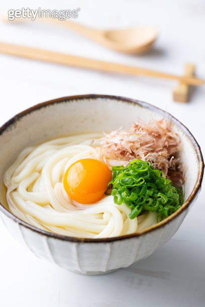 udon noodle with green onion, bonito powder and egg yolk 이미지 ...